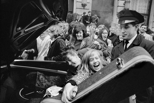 Photos - Beatles Fan Grabs For Their Guitars, Plaza Hotel, NYC, Feb 7 ...