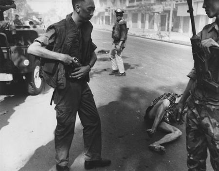 Photos - General holstering gun after execution, Saigon,1968 #826